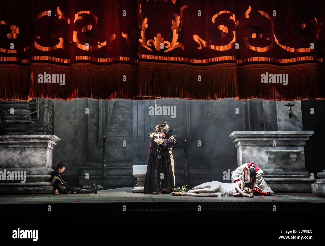 Final curtain hi-res stock photography and images - Alamy