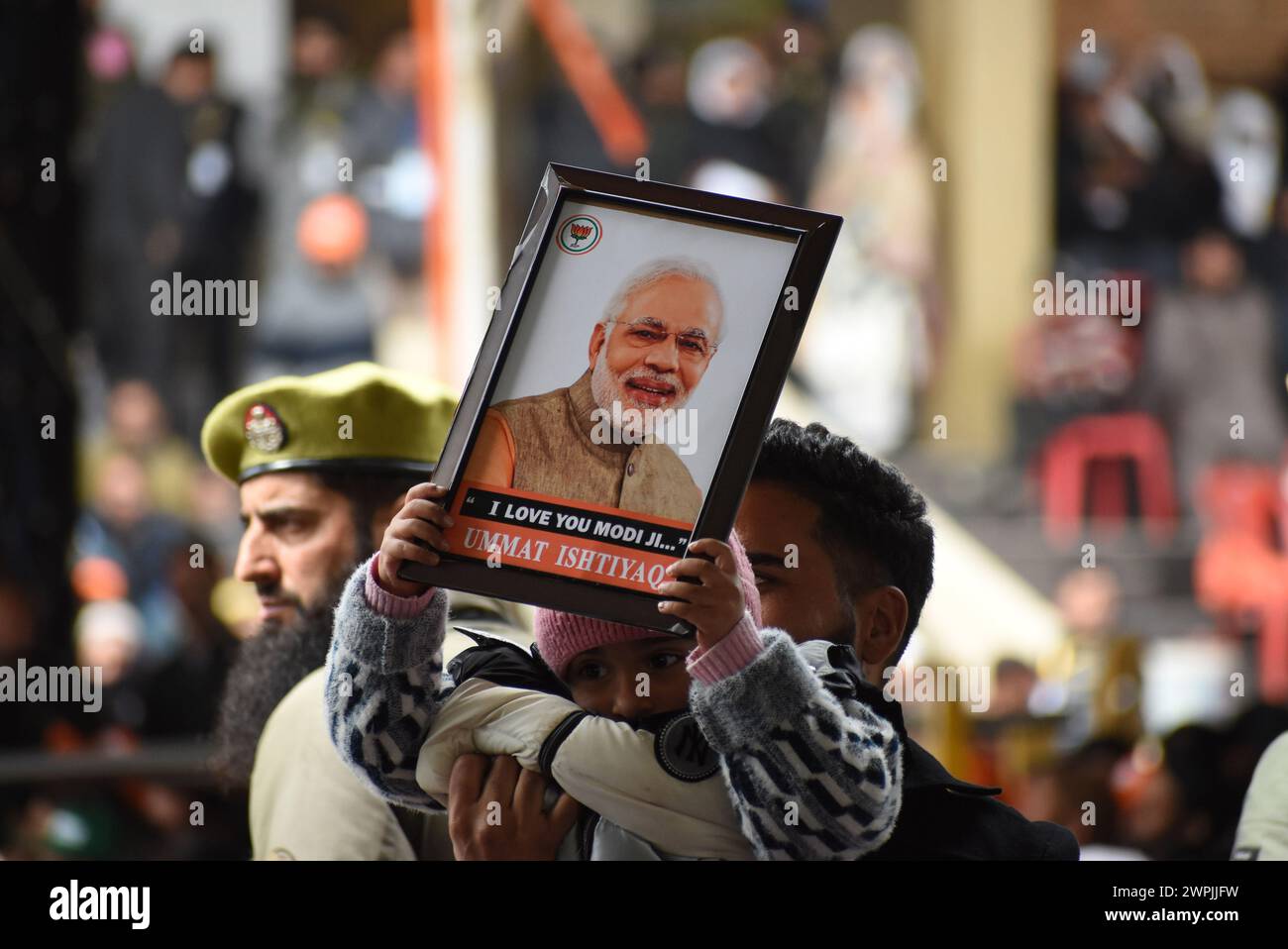 Non Exclusive: A man wears a tri-color turban during the working visit ...