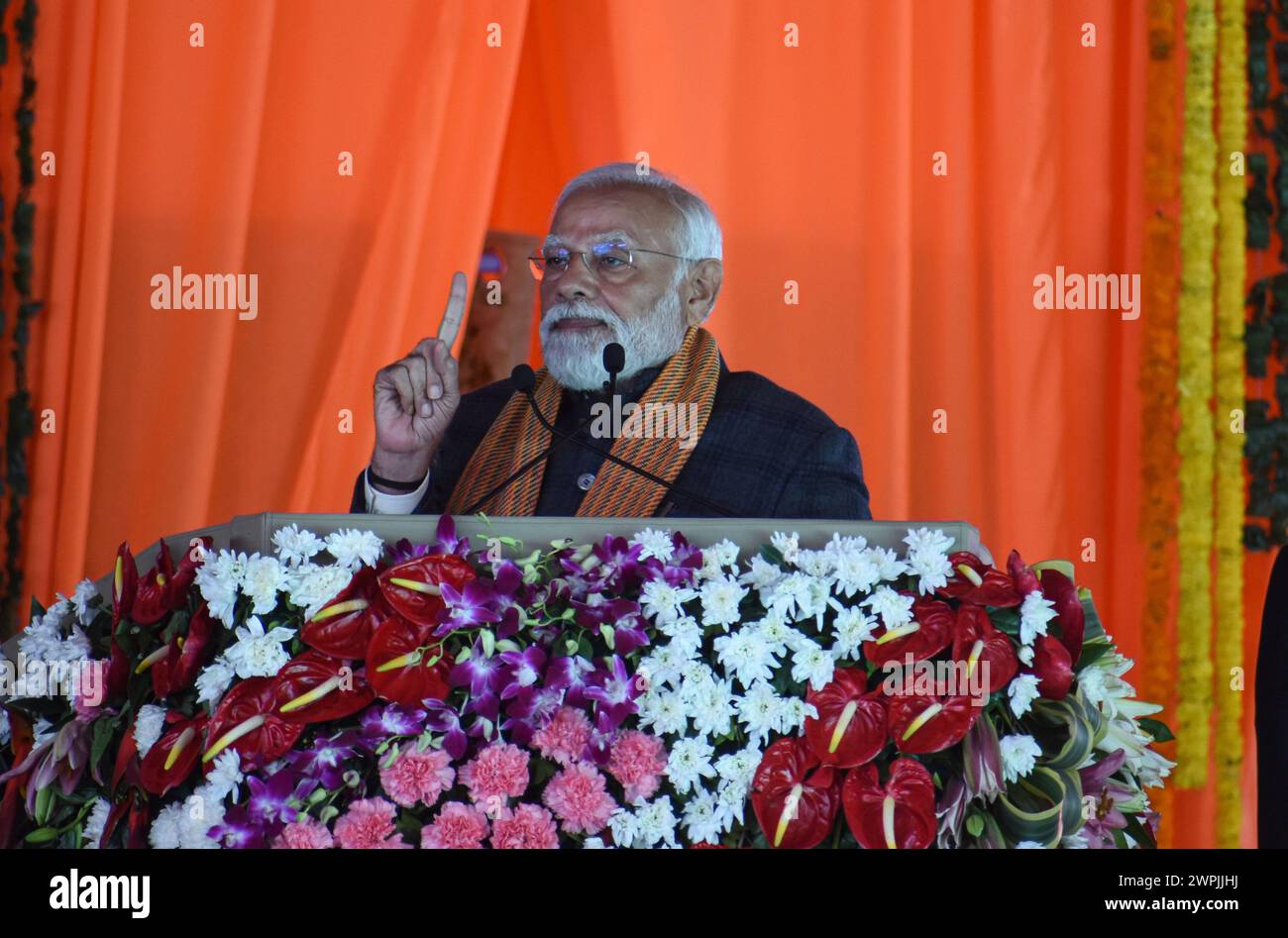 Non Exclusive: A man wears a tri-color turban during the working visit ...