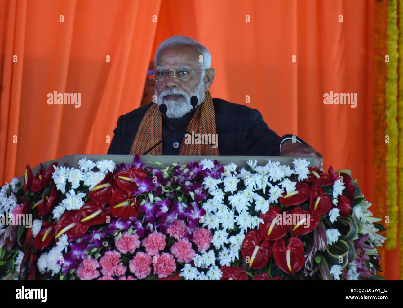 Non Exclusive: A man wears a tri-color turban during the working visit ...