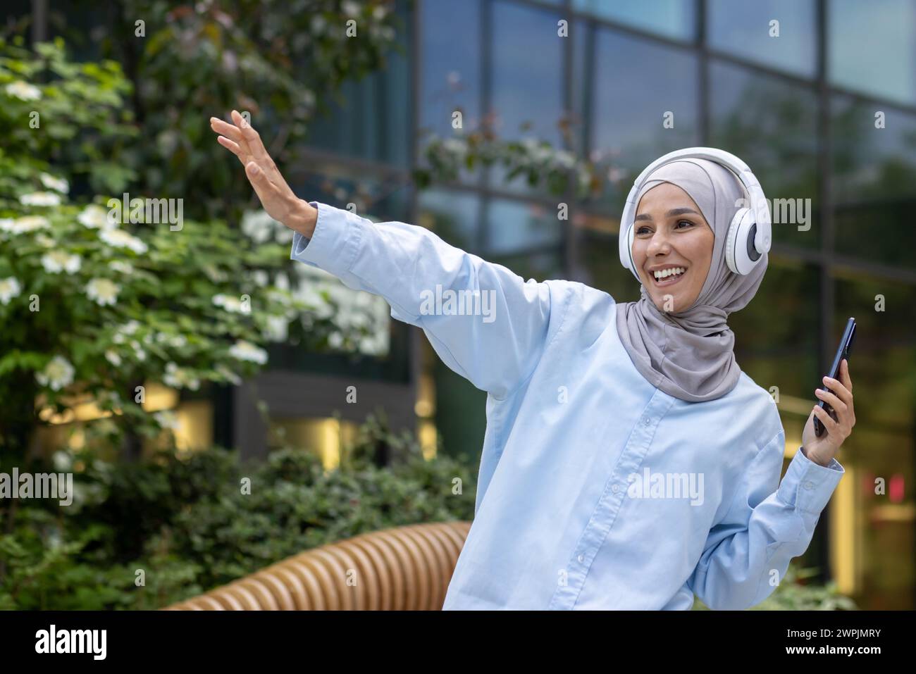 Muslim woman dancer hi-res stock photography and images - Alamy