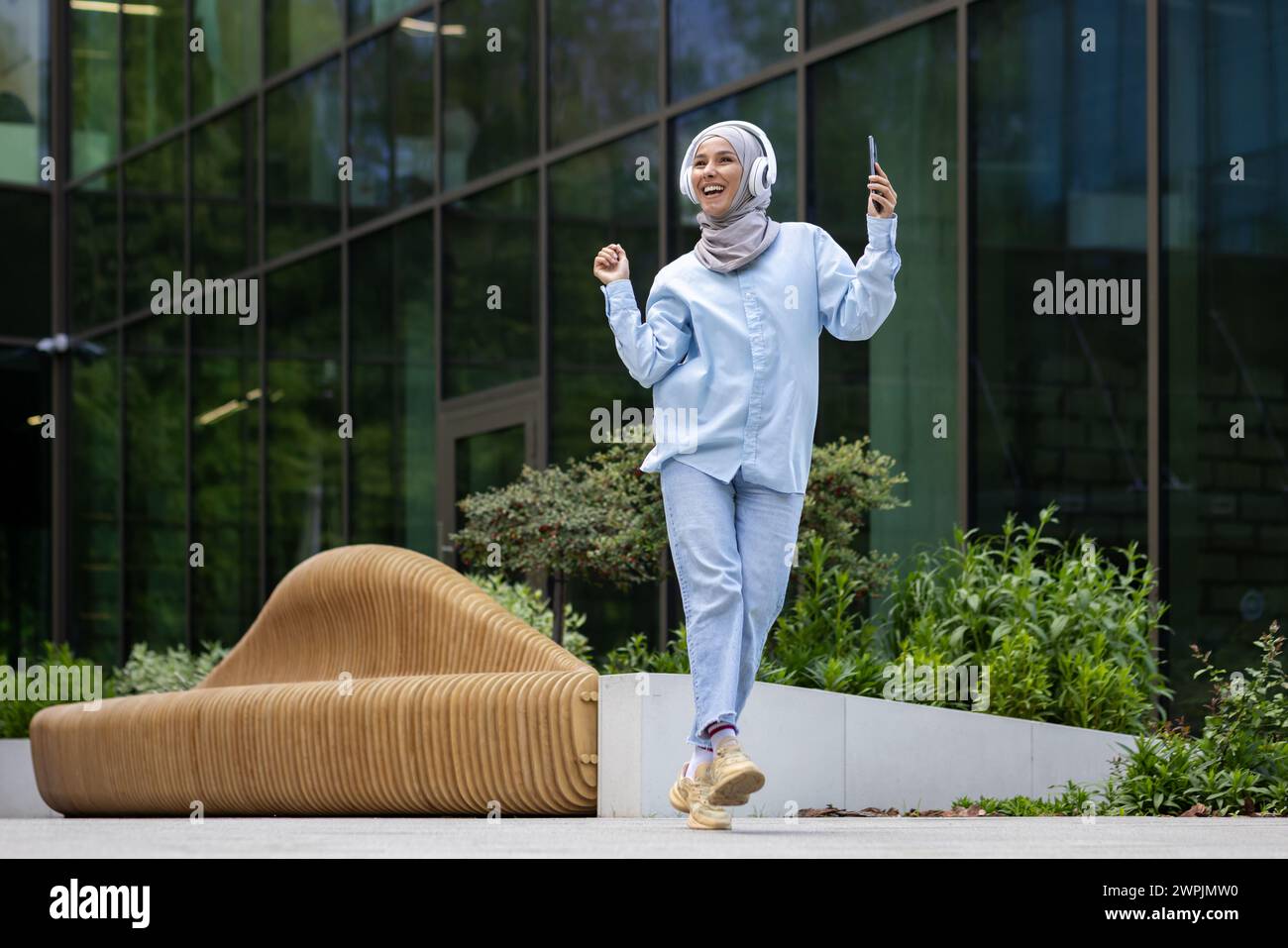 Muslim woman dancer hi-res stock photography and images - Alamy