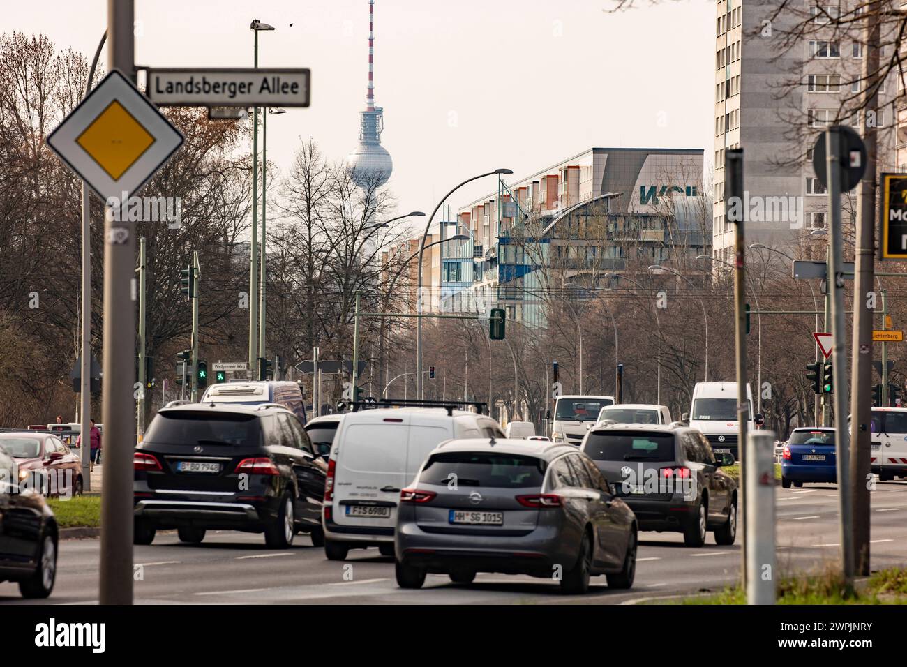 Strassenverkehr auf der Landsberger Allee zwischen der Vulkanstrasse ...