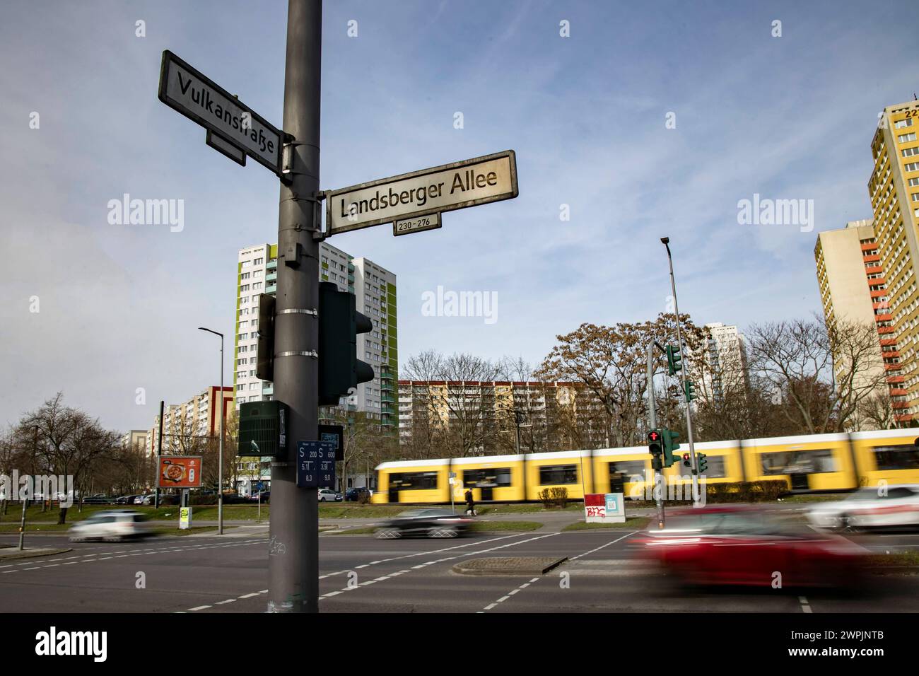 Strassenverkehr auf der Landsberger Allee zwischen der Vulkanstrasse ...