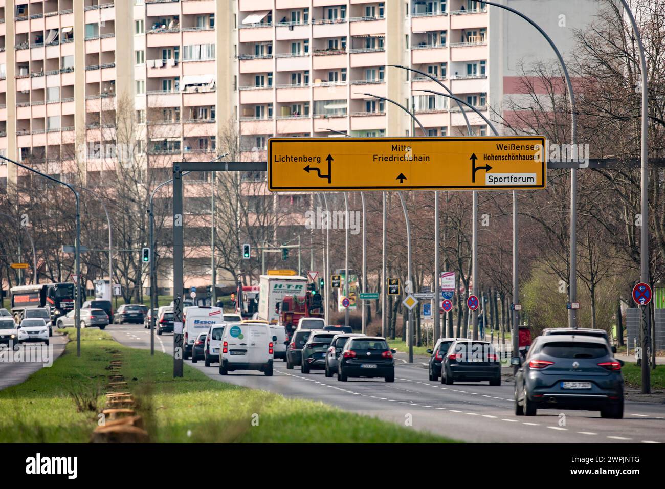 Strassenverkehr auf der Landsberger Allee zwischen der Vulkanstrasse ...