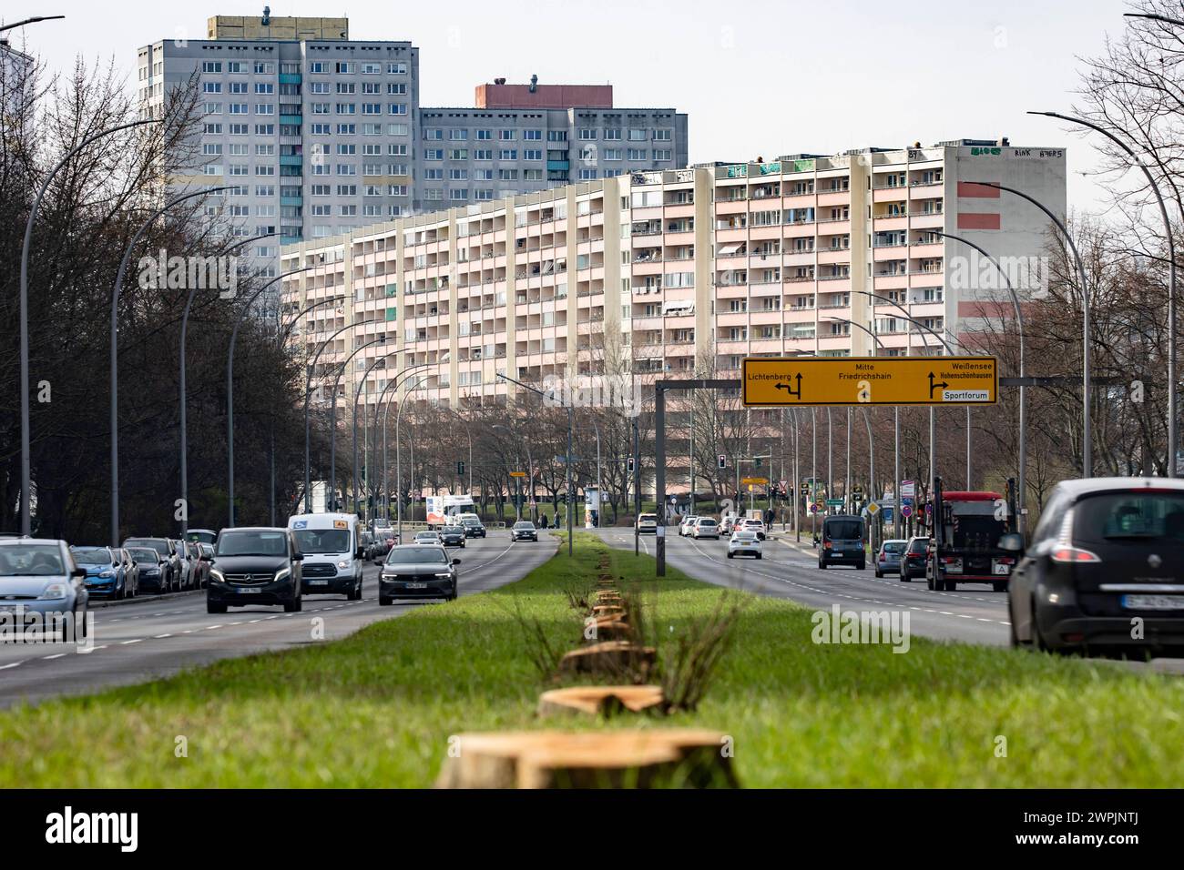 Strassenverkehr auf der Landsberger Allee zwischen der Vulkanstrasse ...