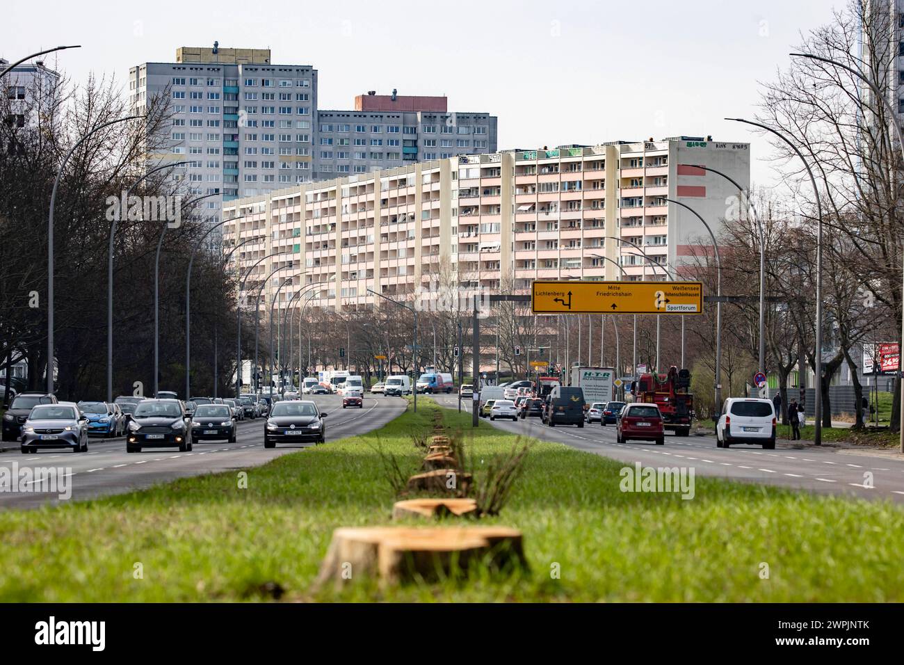Strassenverkehr auf der Landsberger Allee zwischen der Vulkanstrasse ...