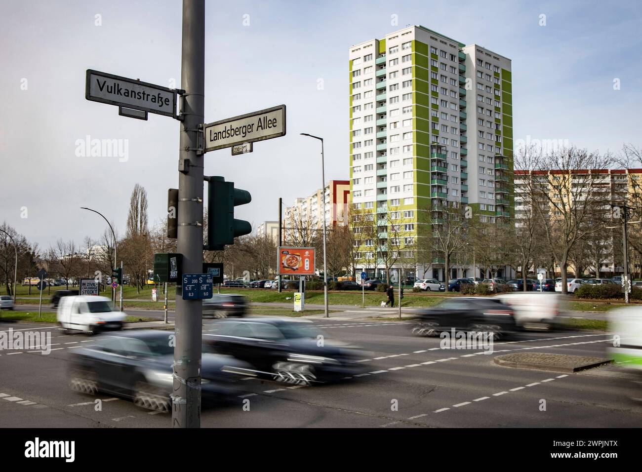 Strassenverkehr auf der Landsberger Allee zwischen der Vulkanstrasse ...