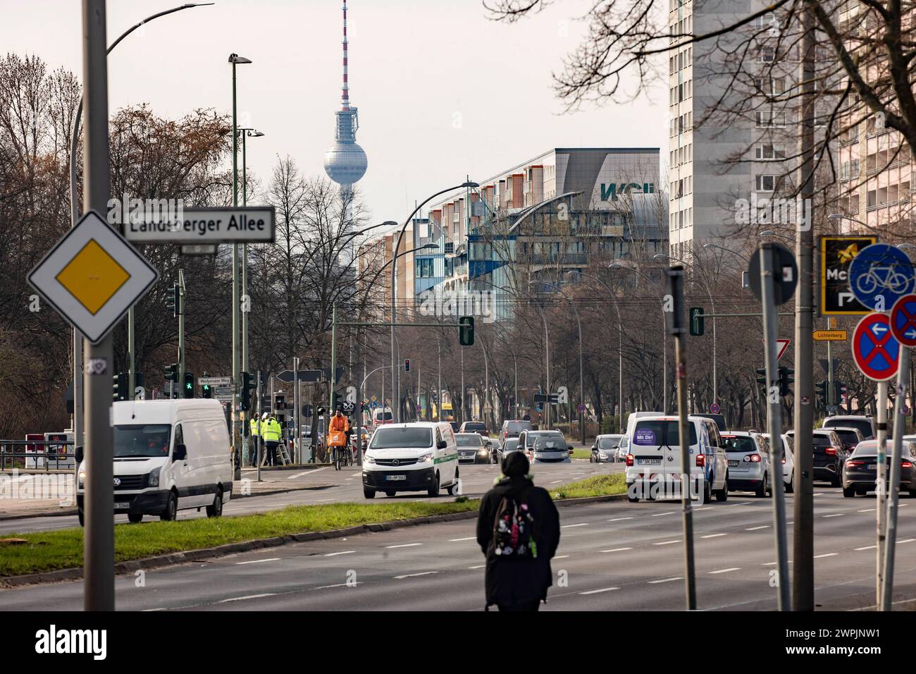 Strassenverkehr auf der Landsberger Allee zwischen der Vulkanstrasse ...