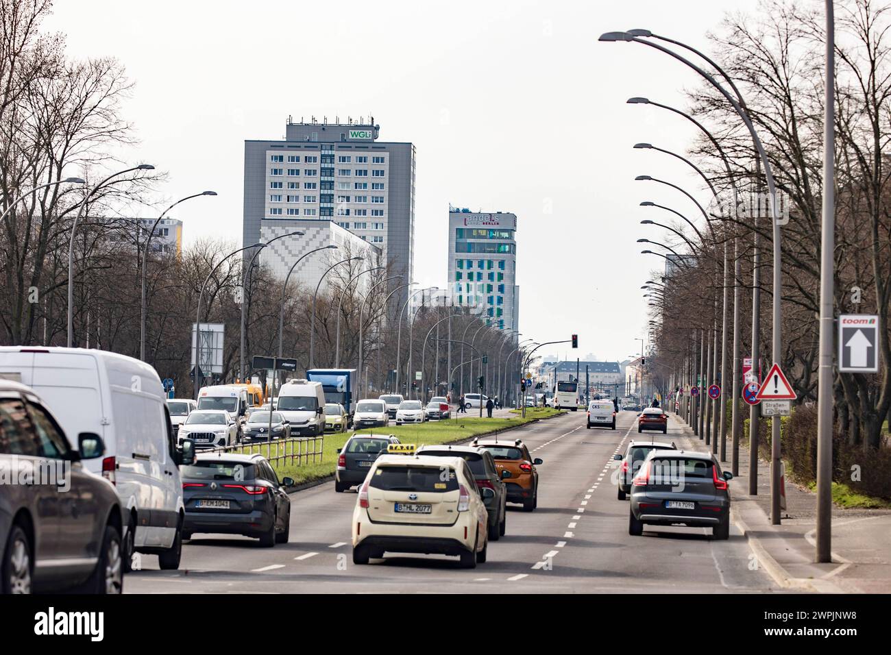 Strassenverkehr auf der Landsberger Allee zwischen der Vulkanstrasse ...