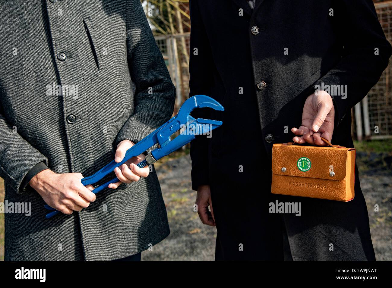 Schraubenschlüssel und Box für Musikkassetten, ähnlich zu denen, die ...