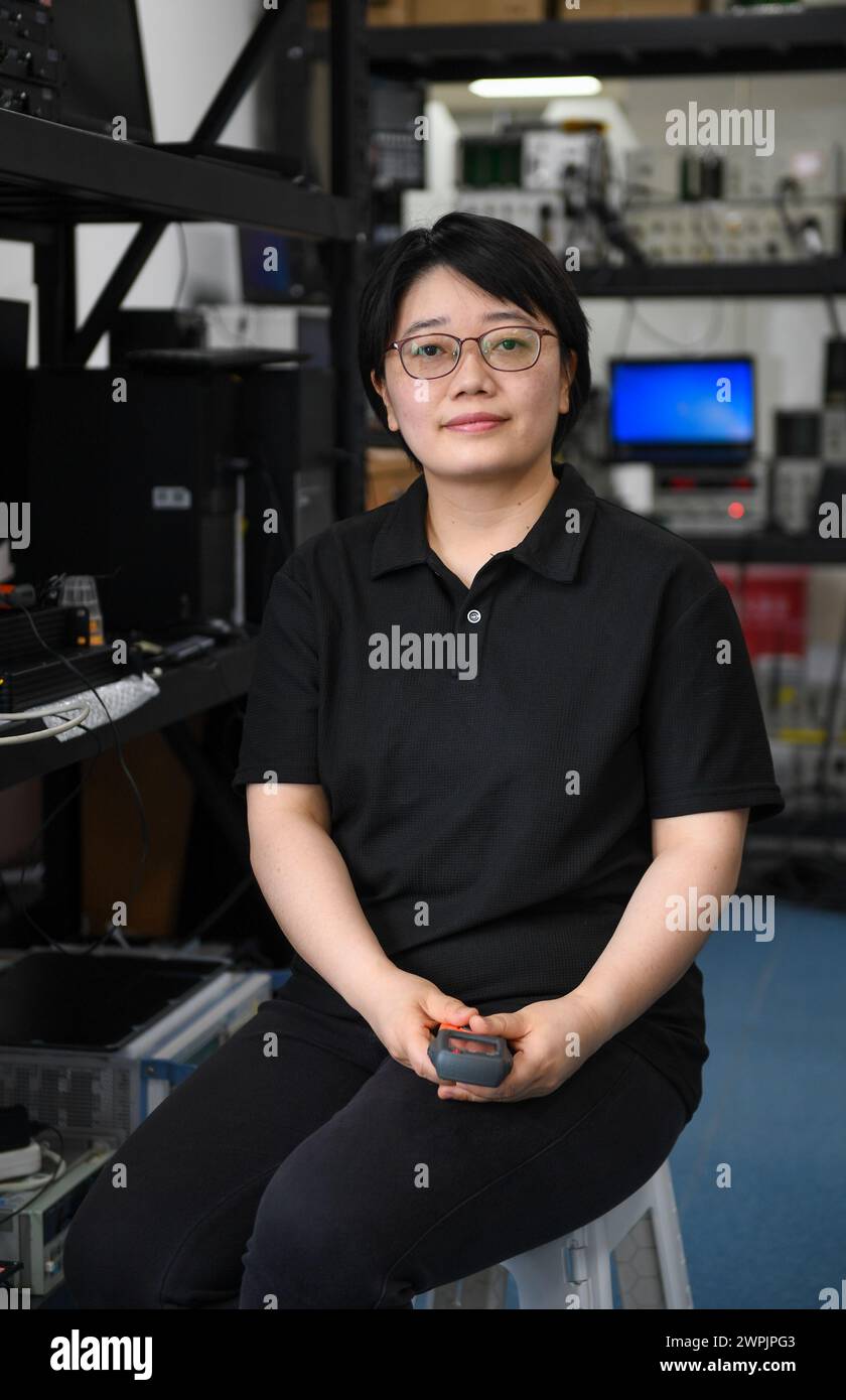 (240308) -- SHENZHEN, March 8, 2024 (Xinhua) -- Chen Shuxian is ...