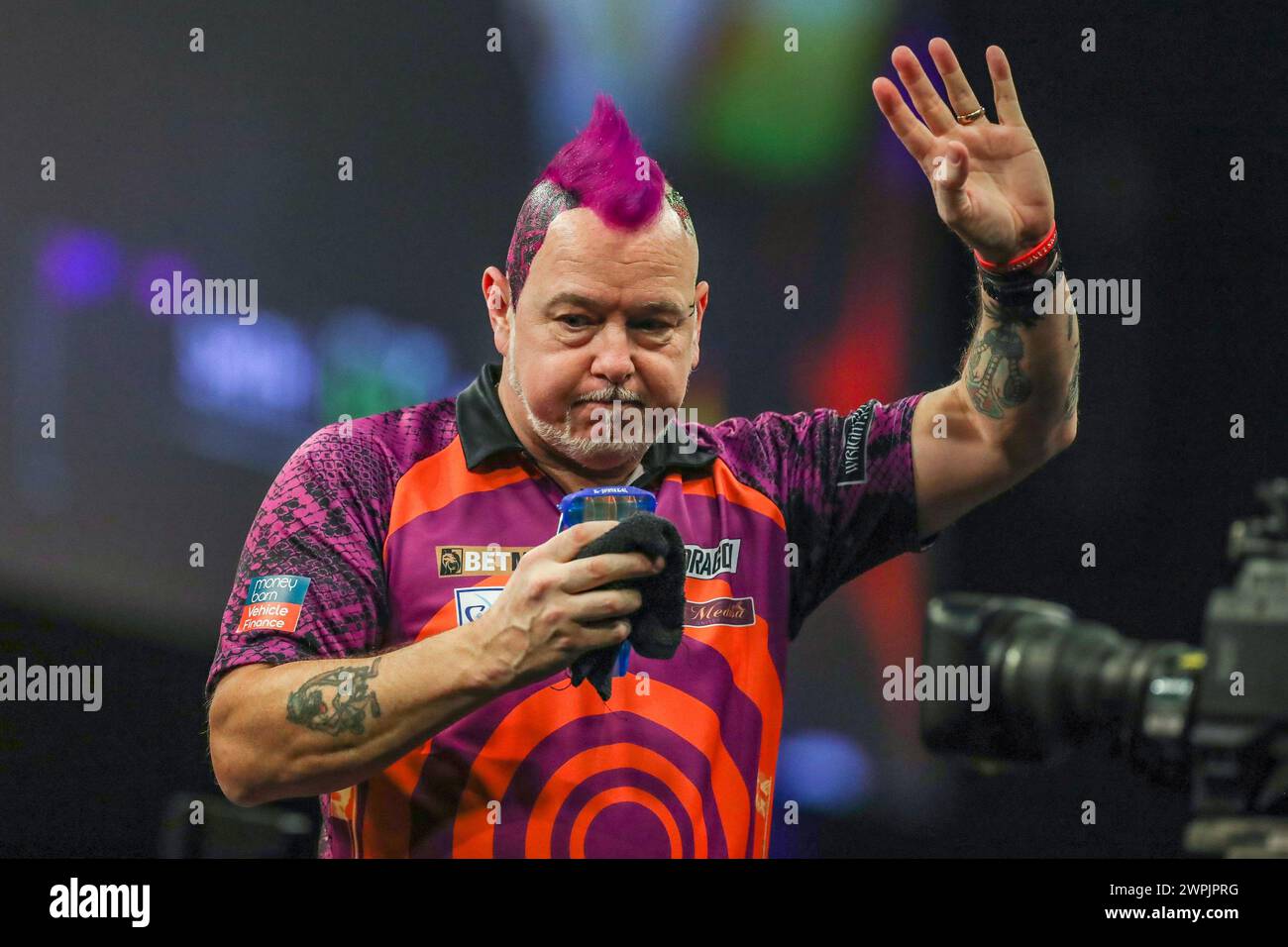 Darts fans on night hi-res stock photography and images - Alamy