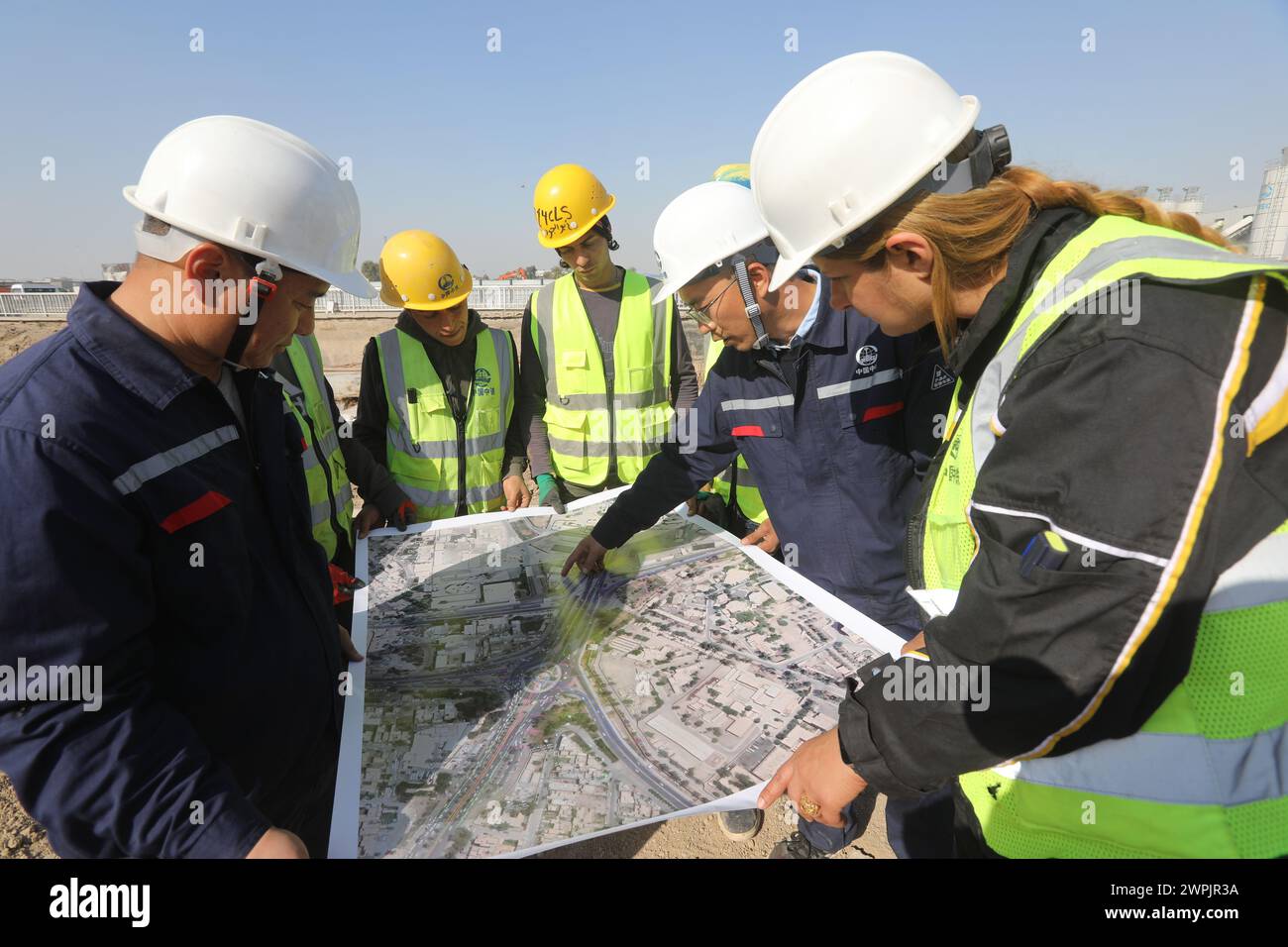 Iraqi construction workers hi-res stock photography and images - Alamy