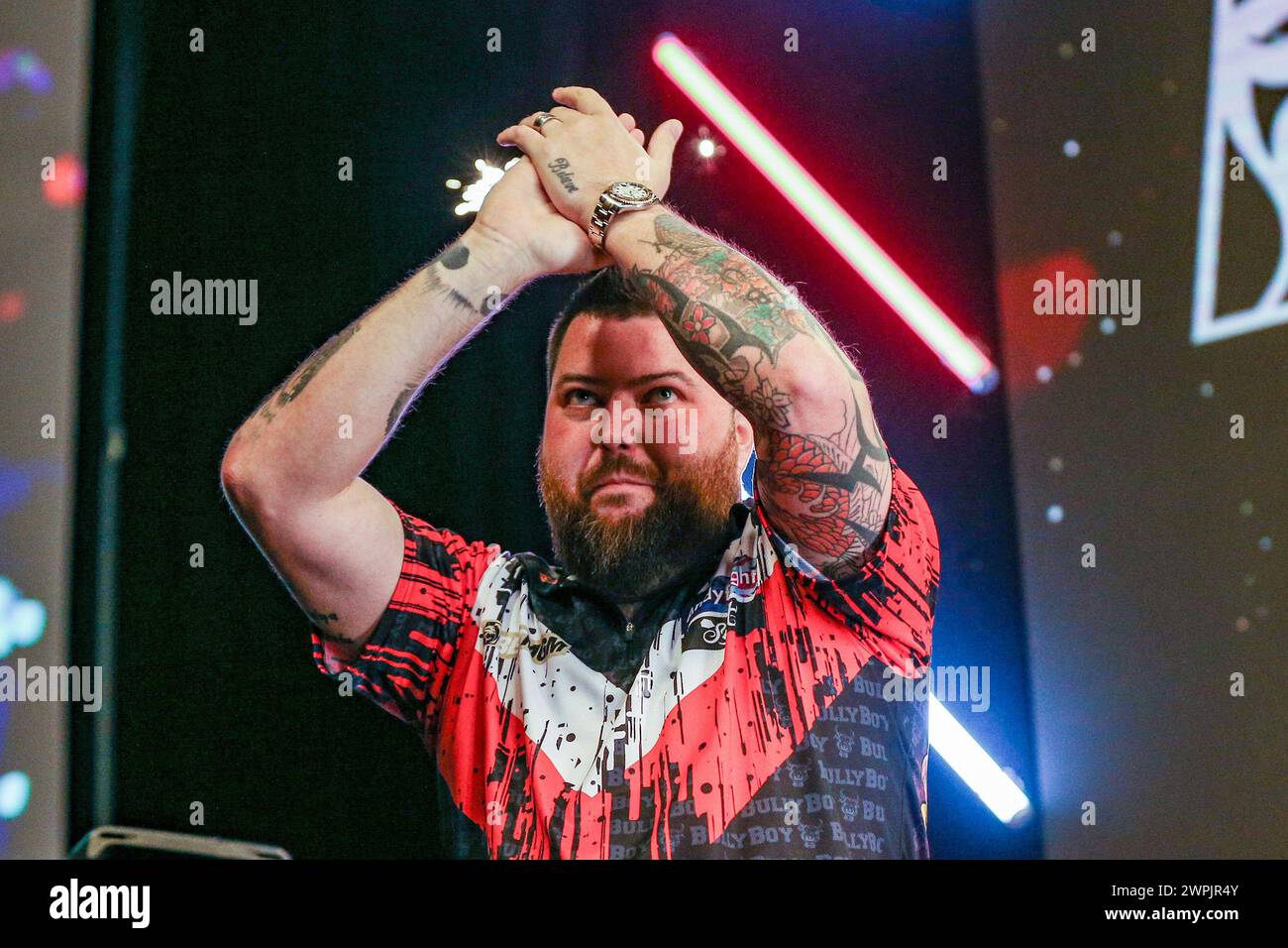 Darts fans on night hi-res stock photography and images - Alamy