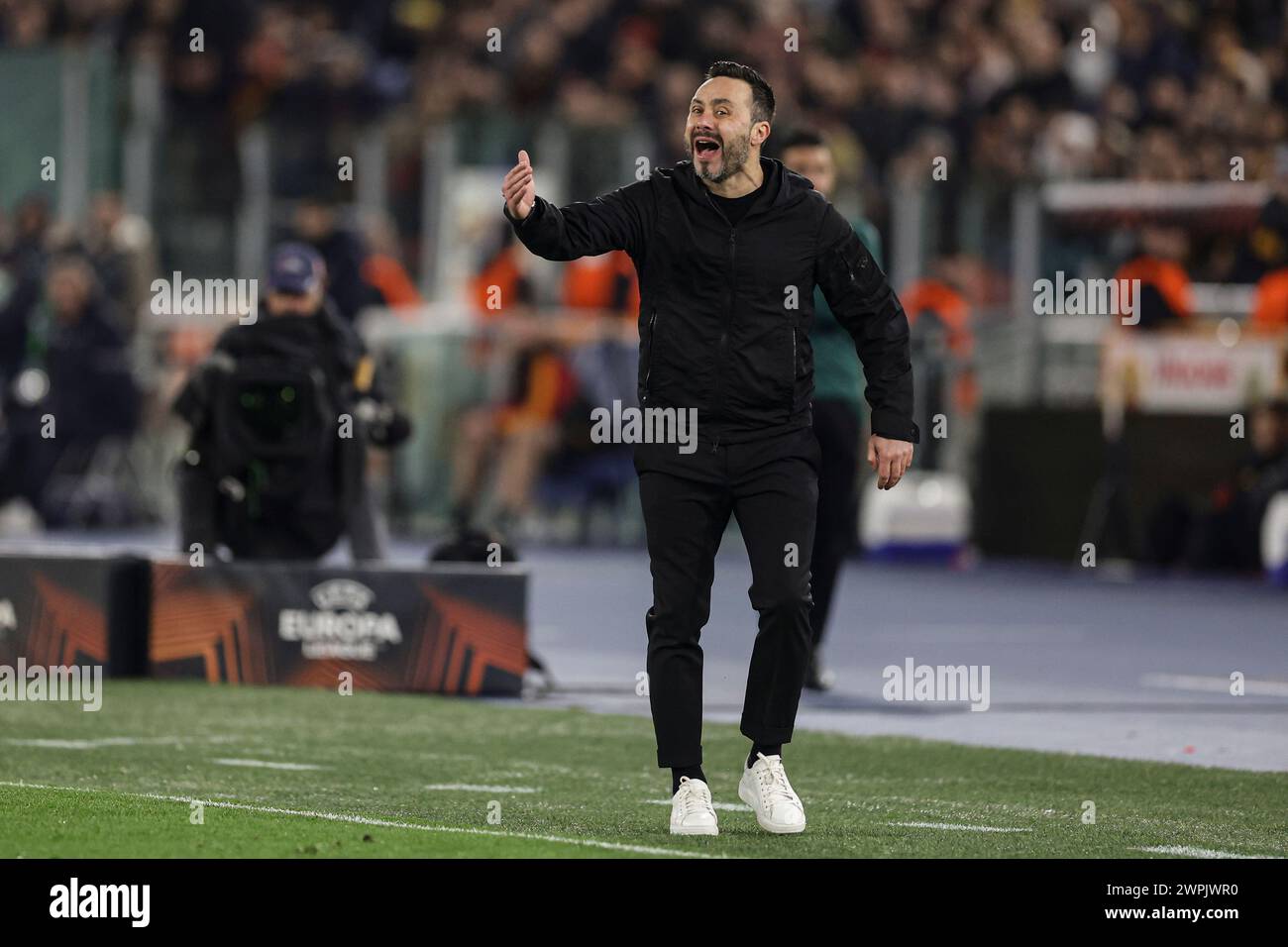 Brighton and Hove Albion's Italian coach Roberto De Zerbi gesticulate ...