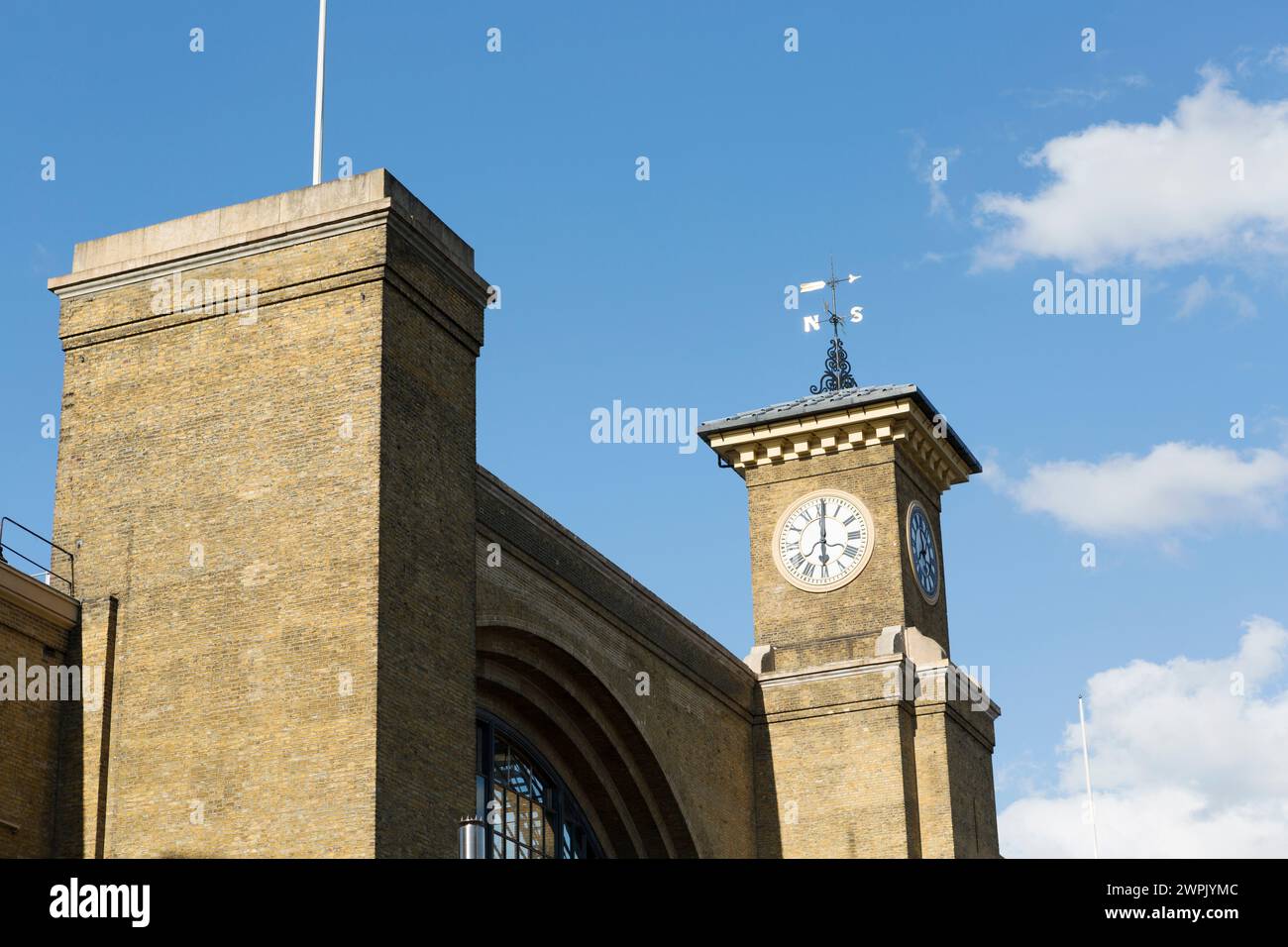 Station clock kings cross hi-res stock photography and images - Alamy