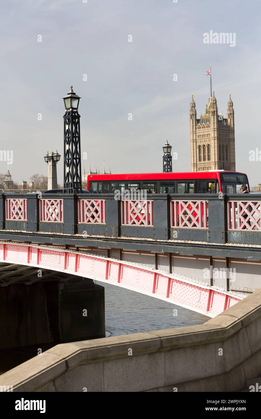 Tower bridge red bus hi-res stock photography and images - Alamy