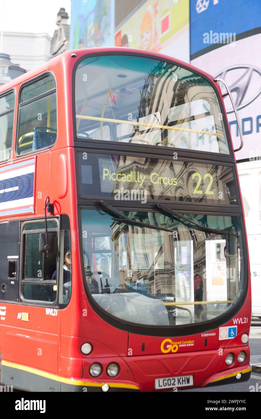UK, London, Piccadilly Circus bus in Piccadilly Circus Stock Photo - Alamy