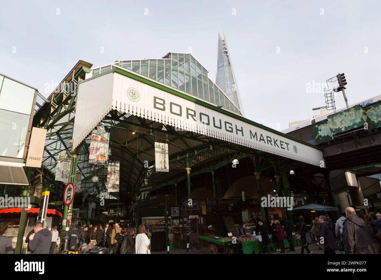 London borough market entrance shard hi-res stock photography and ...