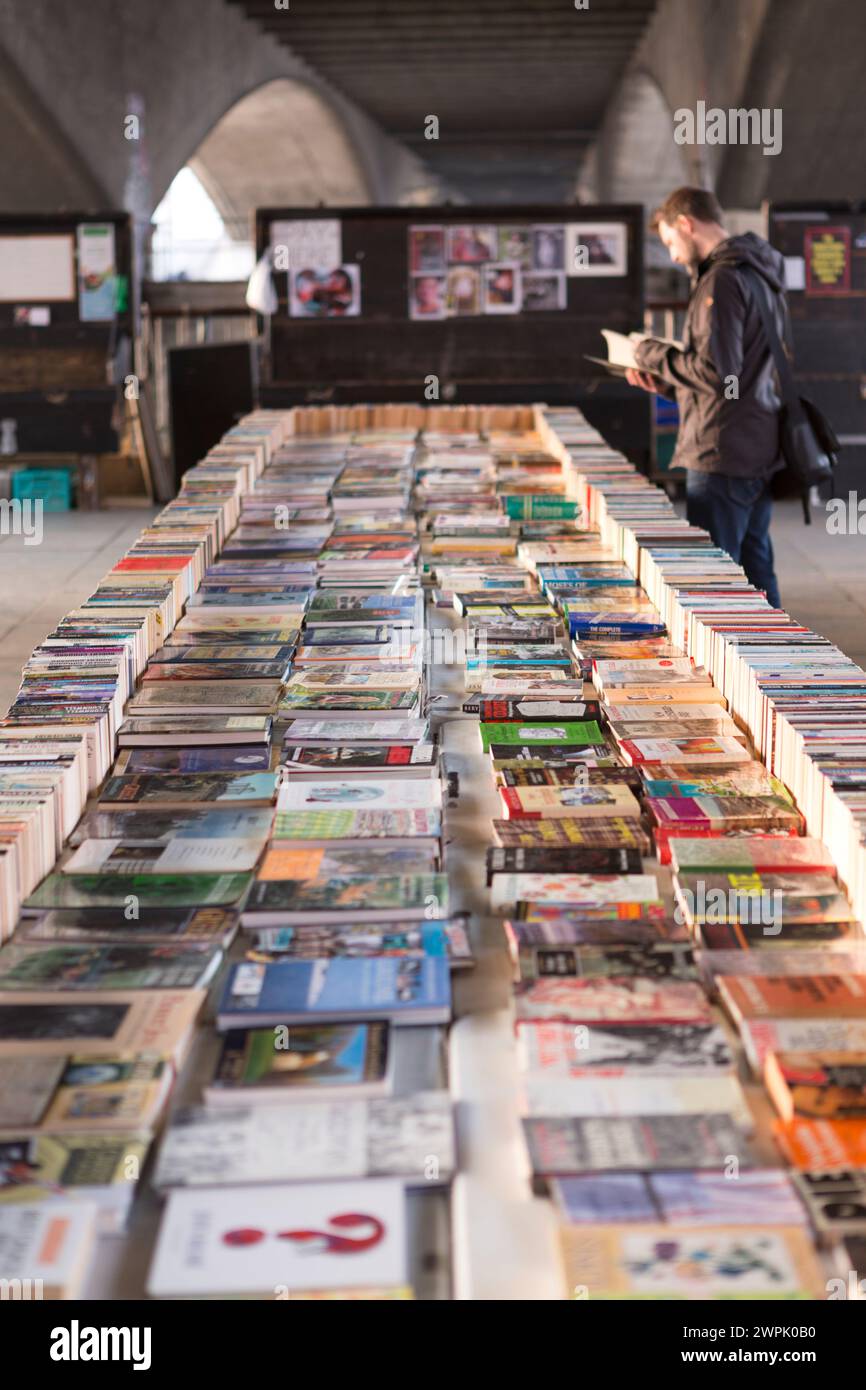 UK, London, 2nd hand book stall underneath Waterloo Bridge Stock Photo ...