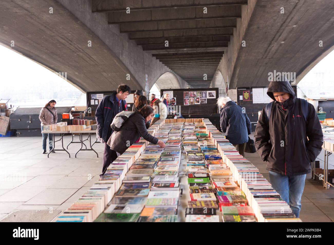 UK, London, 2nd hand book stall underneath Waterloo Bridge Stock Photo ...