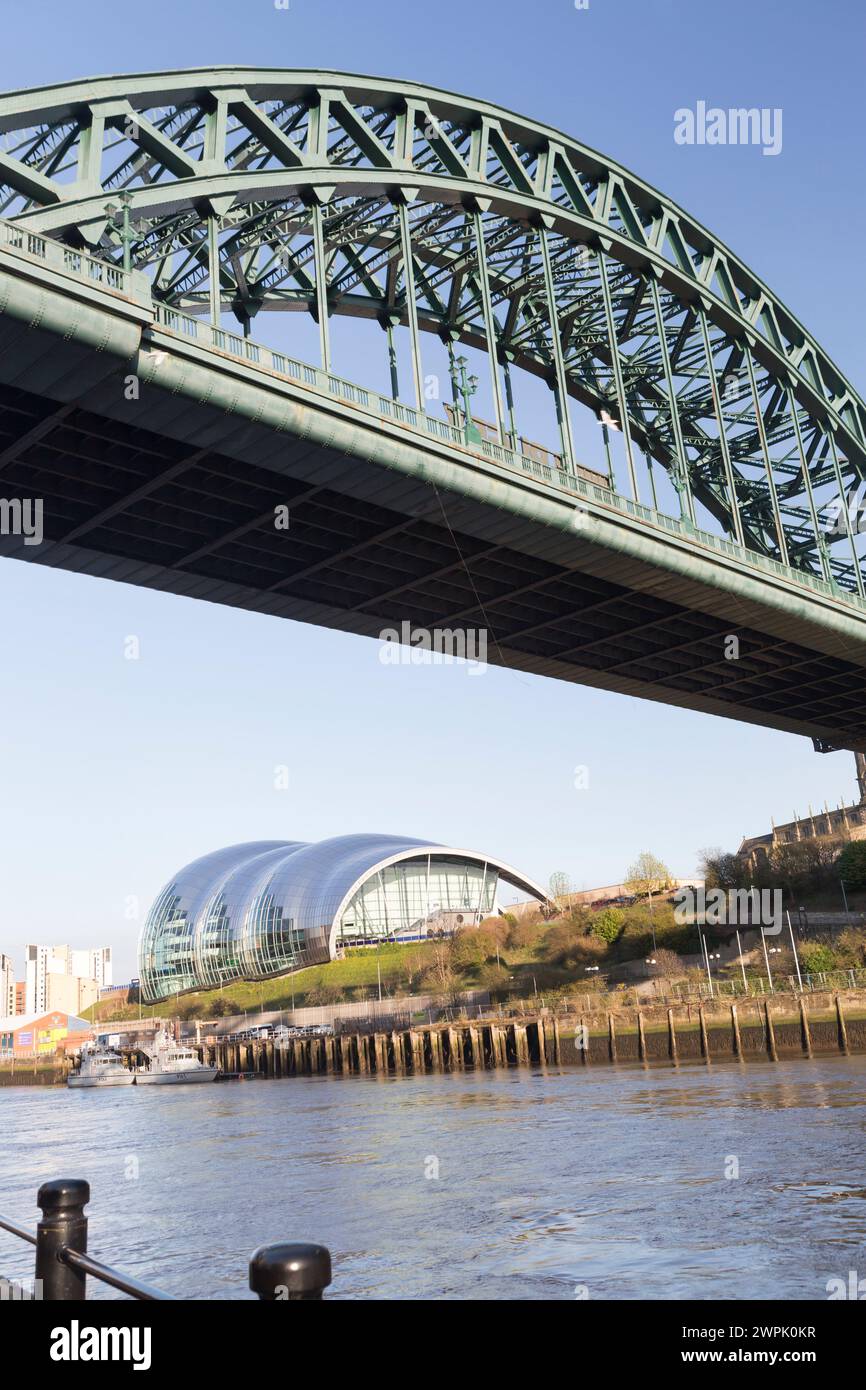 UK, Newcastle upon Tyne, the old Tyne Bridge with the Sage Concert Hall ...