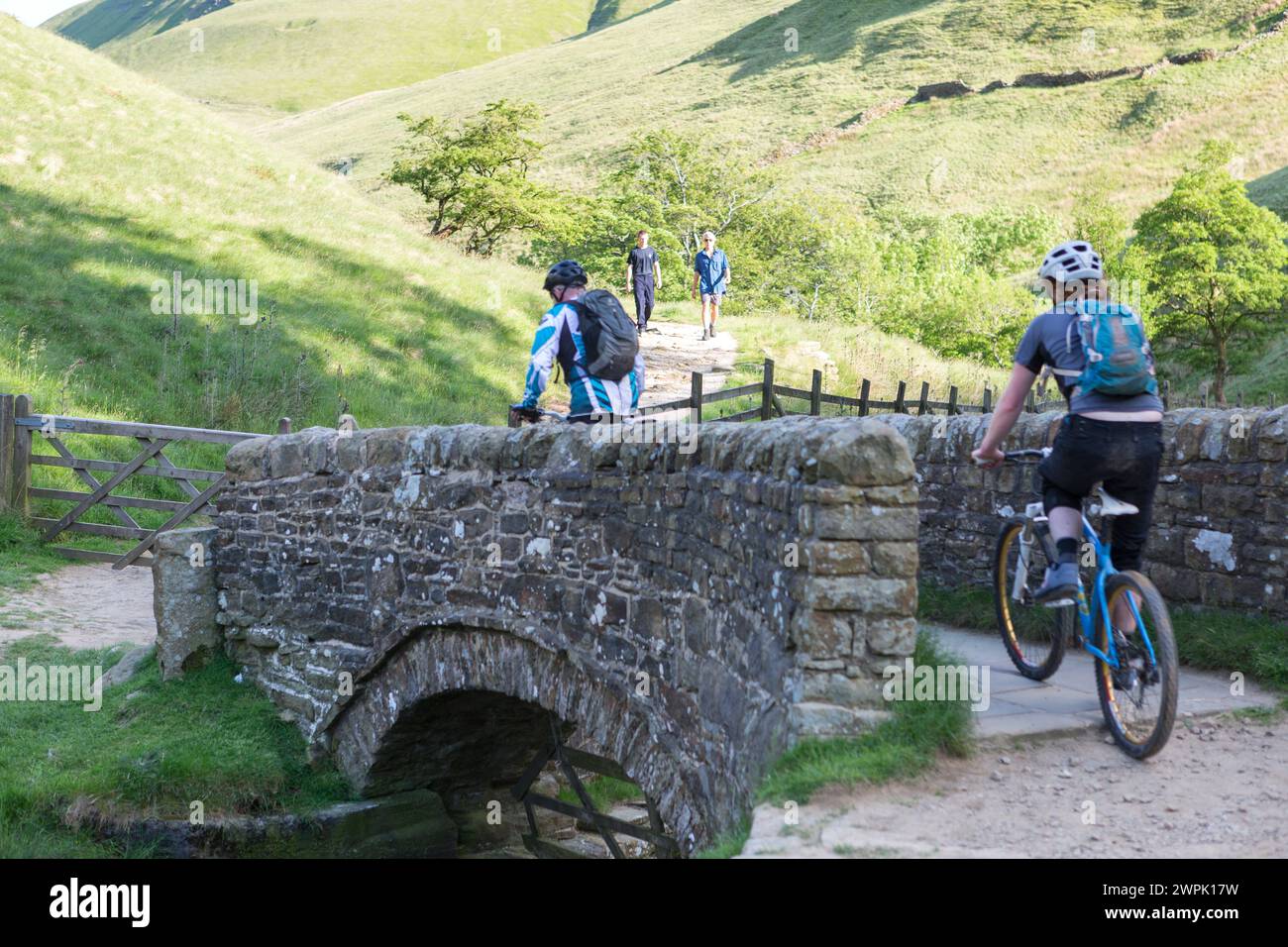 UK, Derbyshire, Packhorse bridge at Jacobs ladder near Edale Stock ...