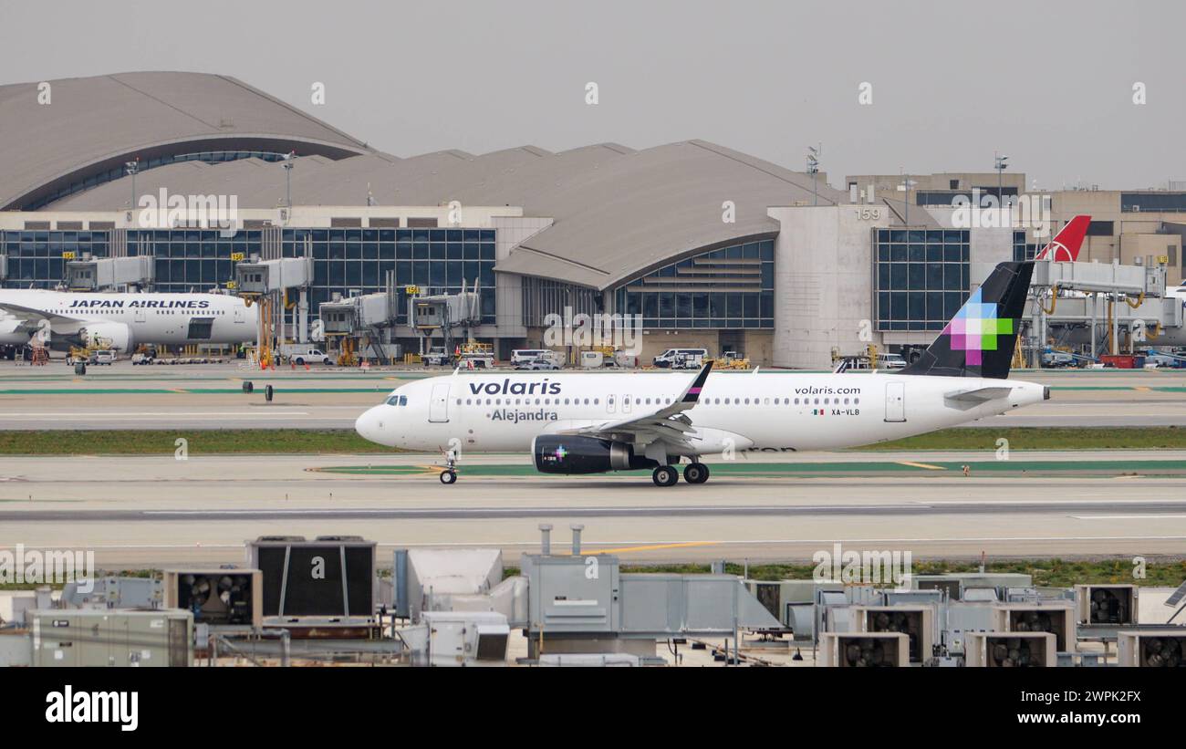 XA-VLB Volaris Airbus A320-233 am Los Angeles International Airport LAX ...
