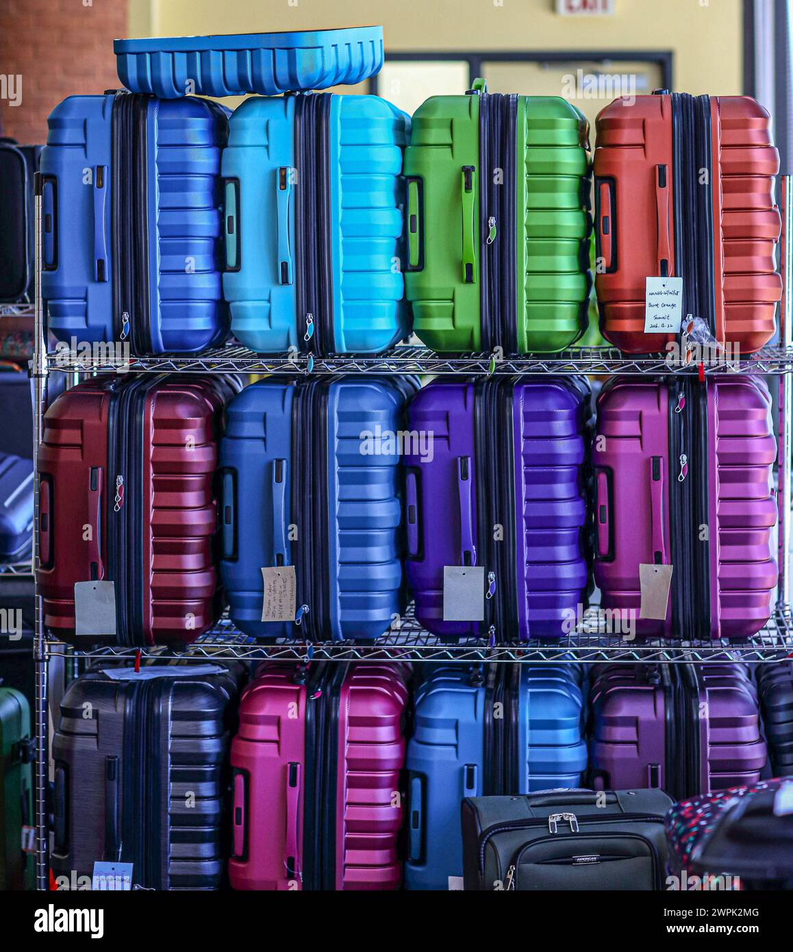 suitcase storage in shelf Stock Photo - Alamy