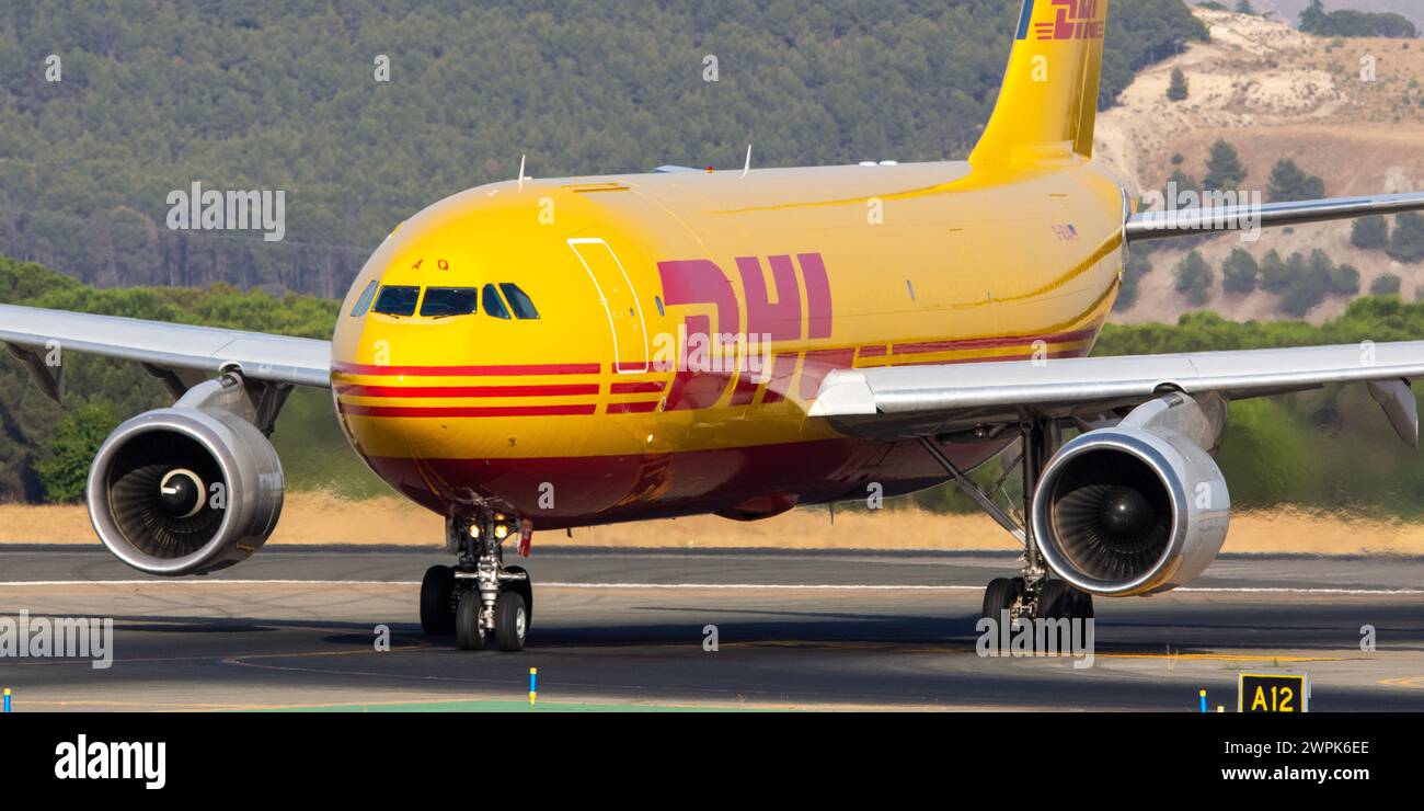 Avión dhl hi-res stock photography and images - Alamy