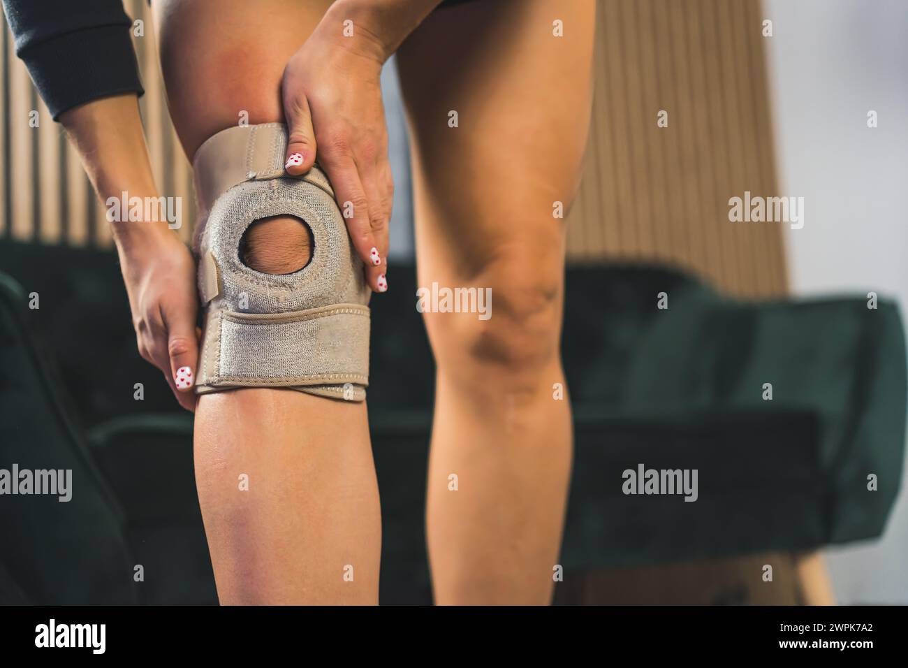 Woman wearing a leg brace hi-res stock photography and images - Alamy