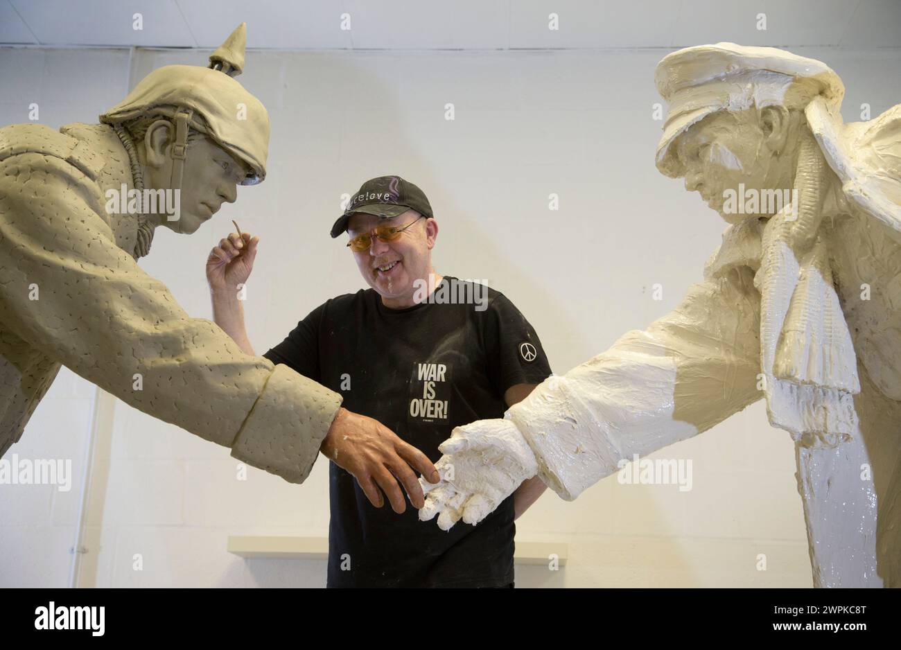13/11/14 Sculptor, Andrew Edwards makes the finishing touches to the ...