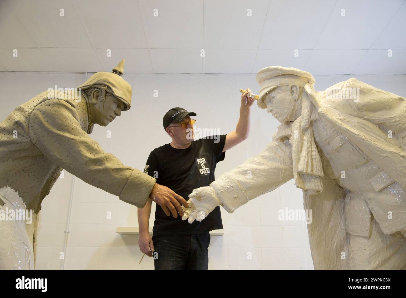 13/11/14 Sculptor, Andrew Edwards makes the finishing touches to the ...