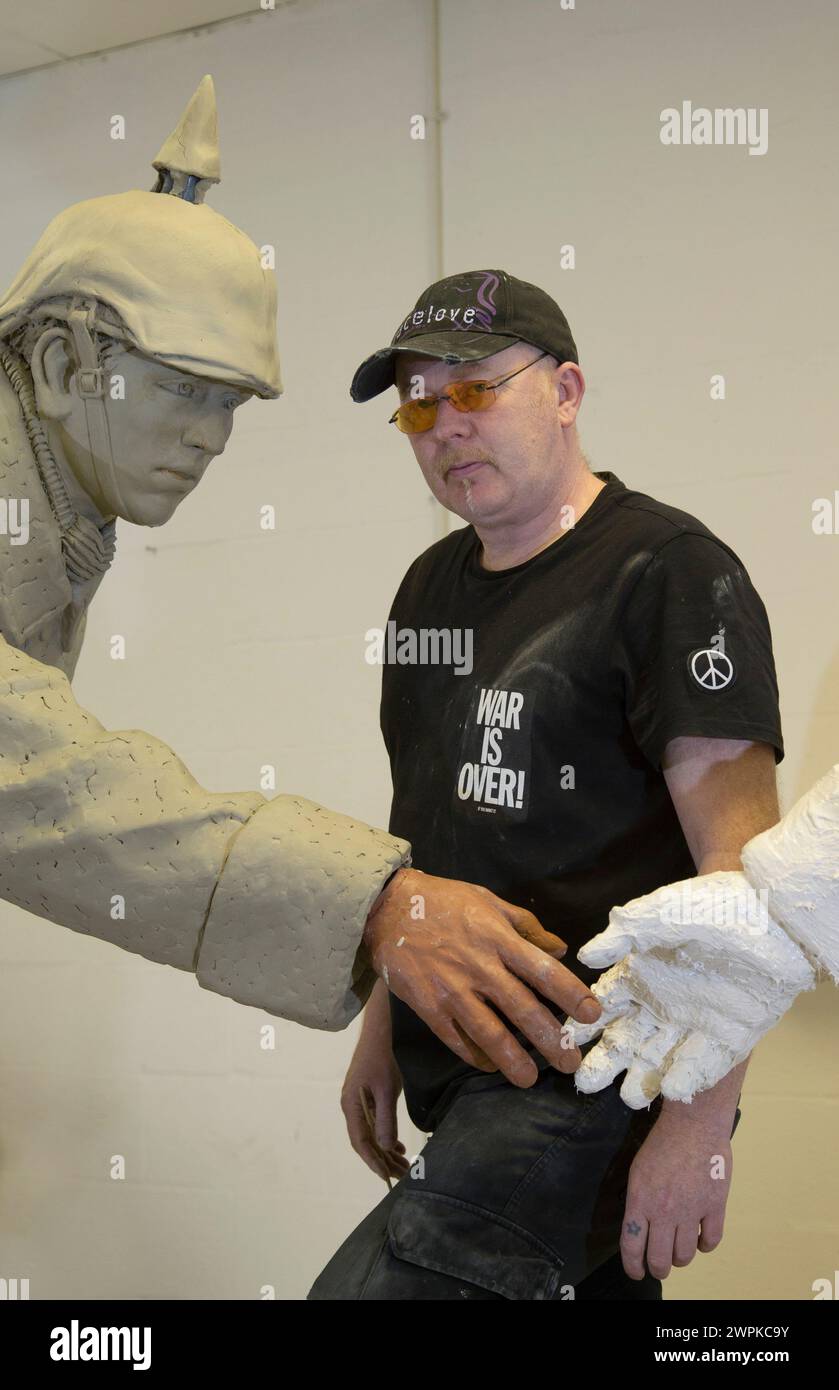 13/11/14 Sculptor, Andrew Edwards makes the finishing touches to the ...