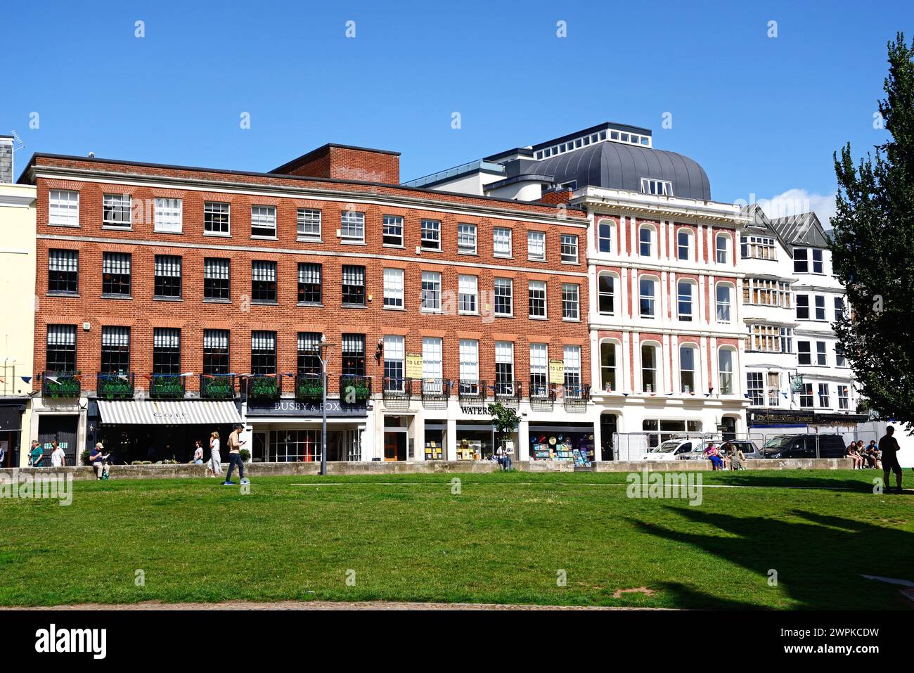 Shops and pavement cafes along Cathedral Yard in the city centre ...