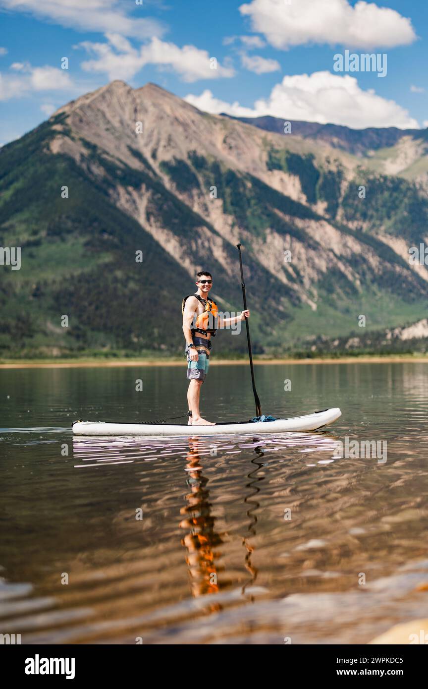 Paddleboard near mountains hi-res stock photography and images - Alamy
