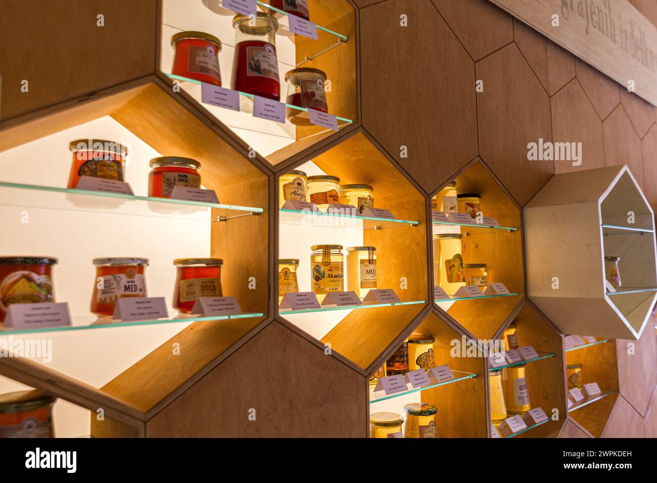 Honeycomb pattern hi-res stock photography and images - Alamy