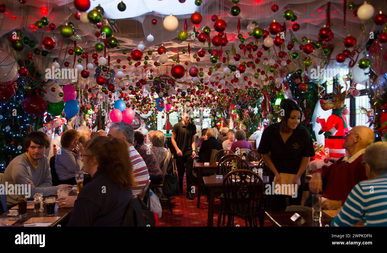 28/11/14 The main dining room. The Hanging Gate pub in Chapel en le ...