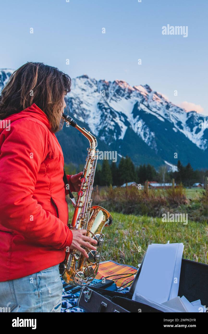 Saxophone musical notes hi-res stock photography and images - Alamy
