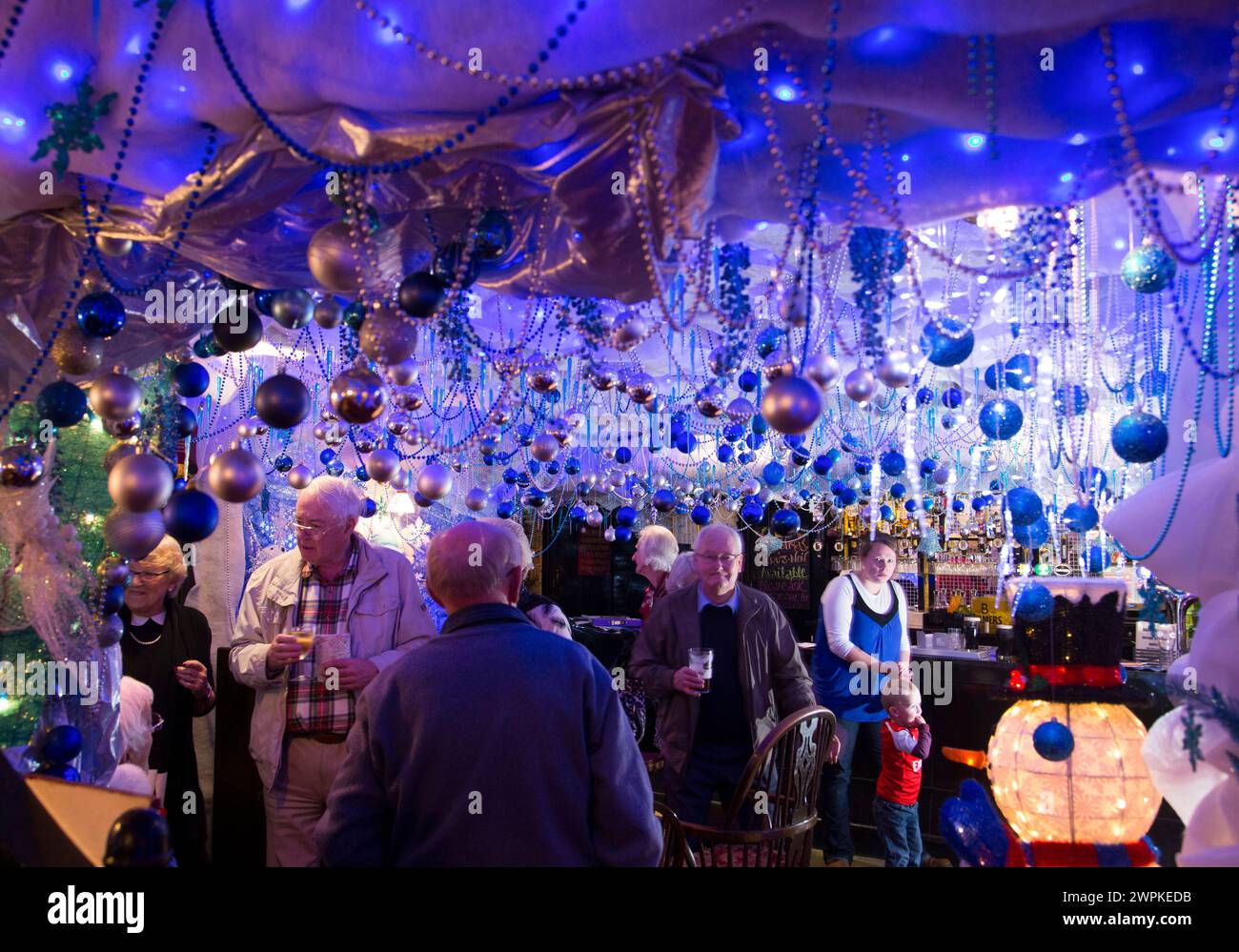 28/11/14 The bar. The Hanging Gate pub in Chapel en le Frith, in the ...