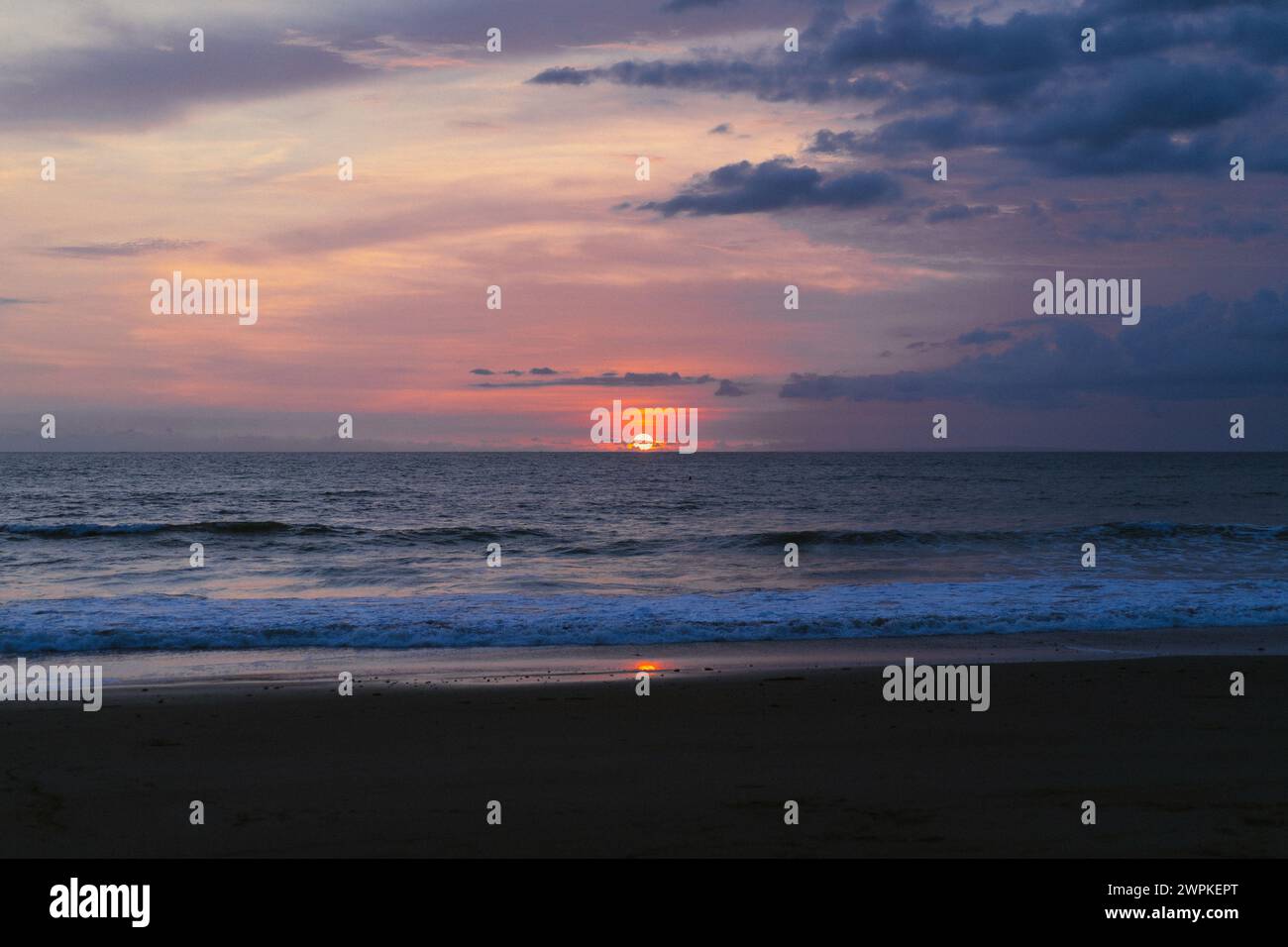 Horizon line over water hi-res stock photography and images - Alamy