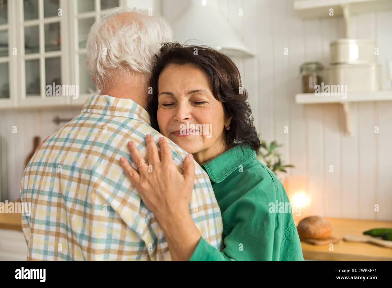 Elderly hug hi-res stock photography and images - Alamy