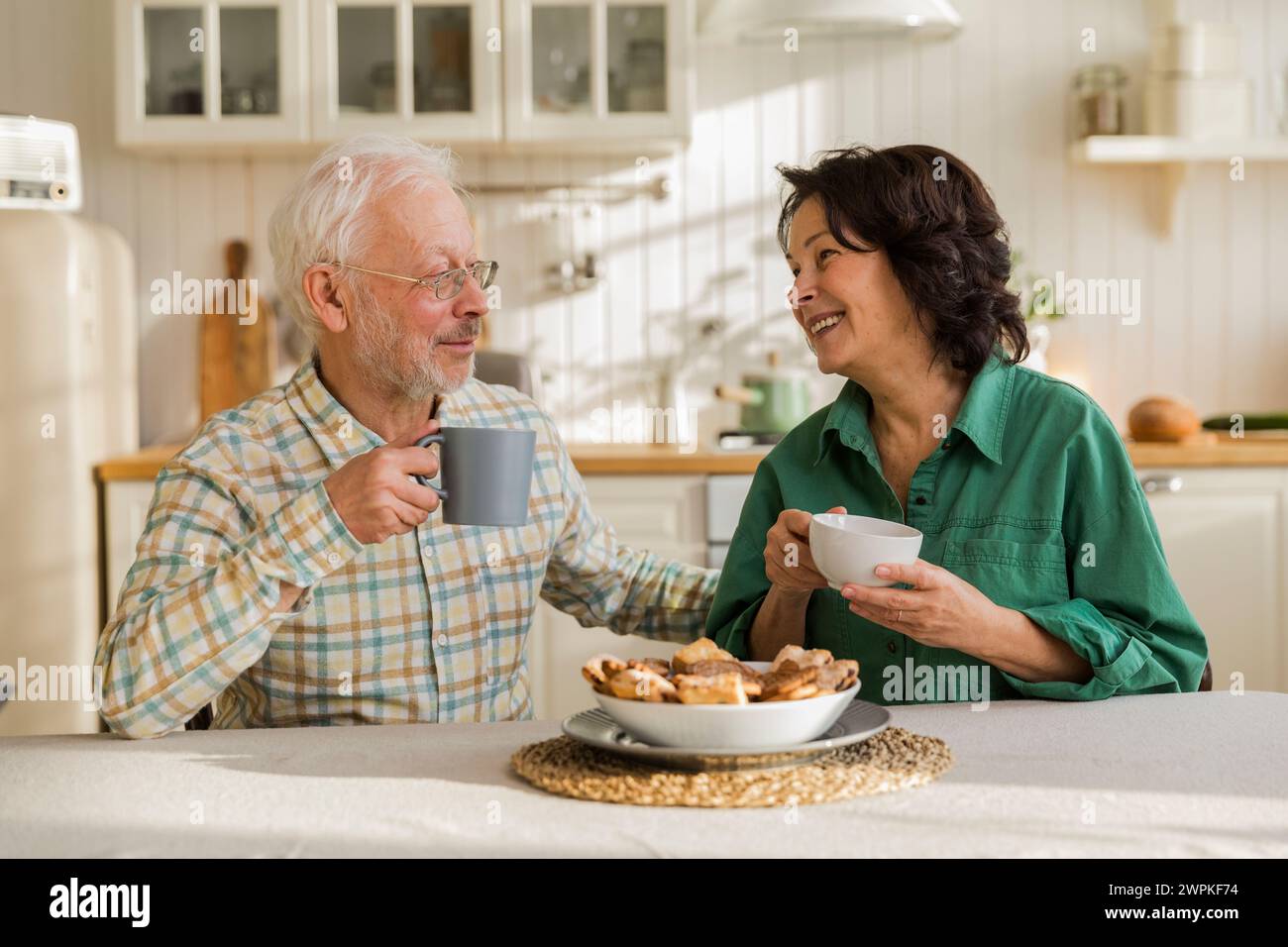 Chatting elderly hi-res stock photography and images - Alamy