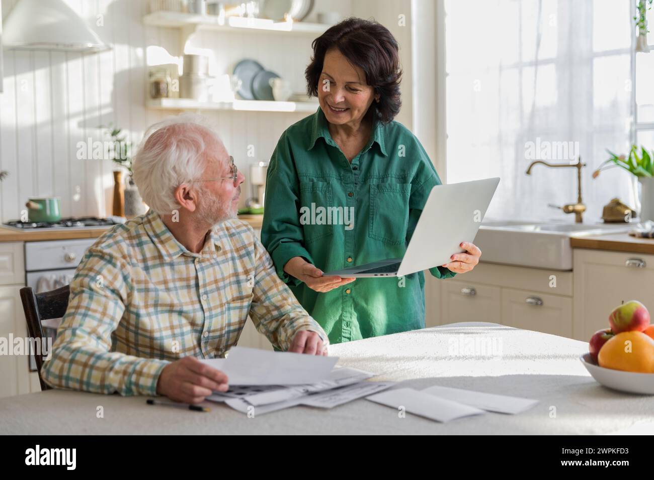 Elderly couple online hi-res stock photography and images - Alamy