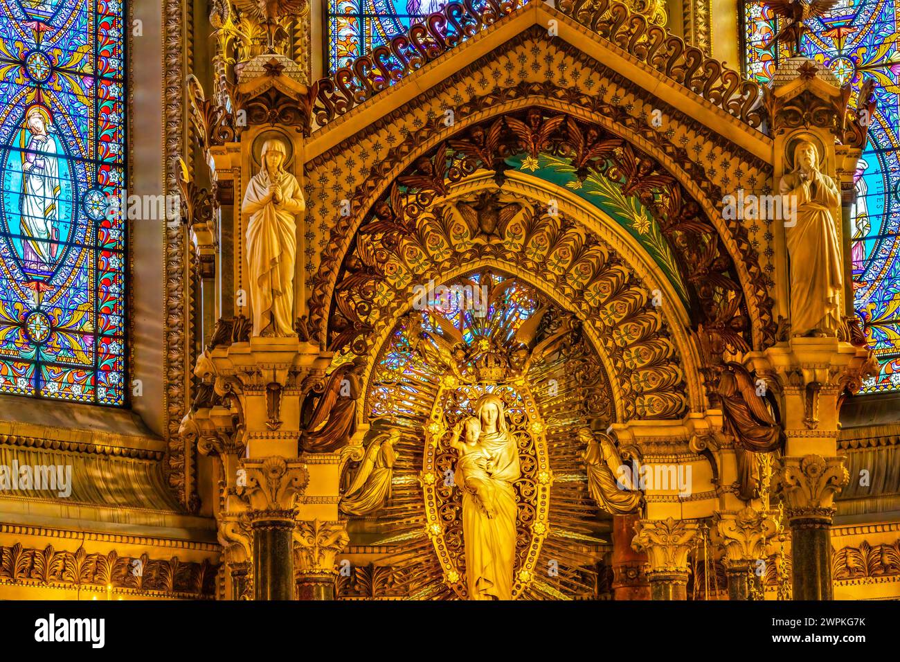 Altar stained glass hi-res stock photography and images - Alamy