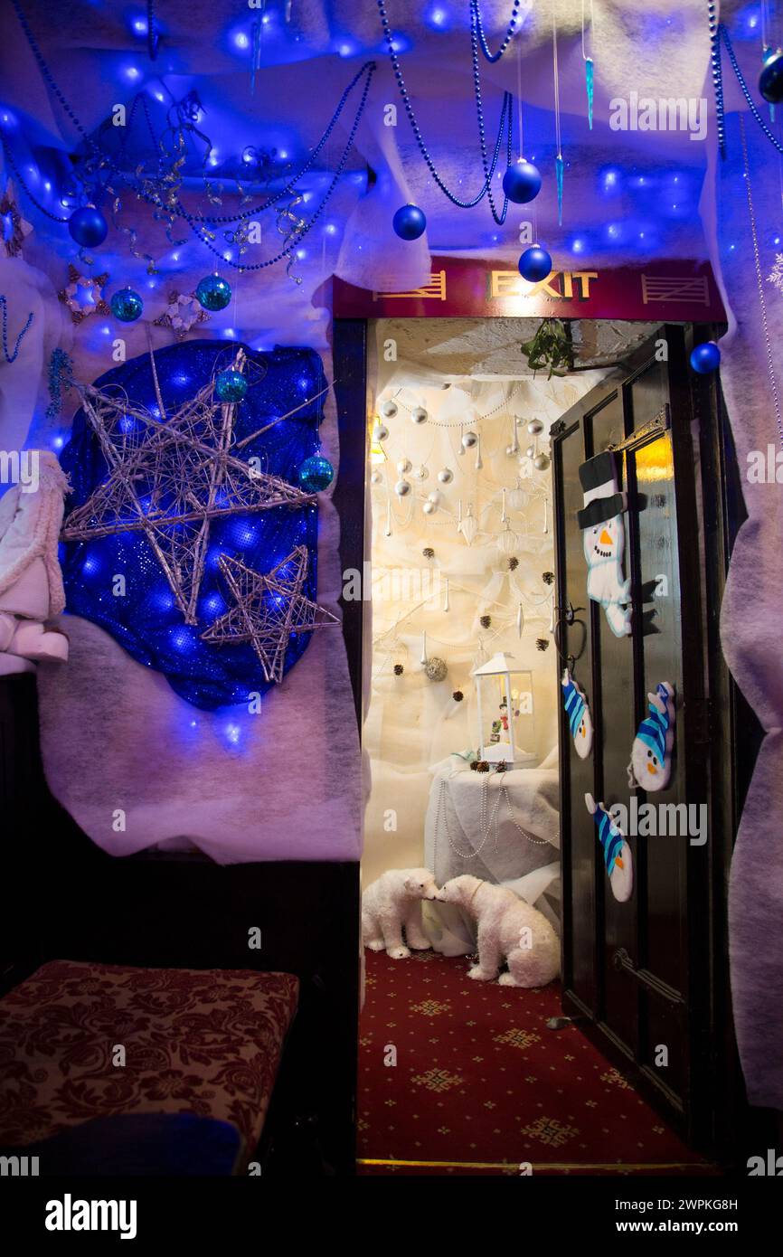 28/11/14 The entrance to the bar. The Hanging Gate pub in Chapel en le ...