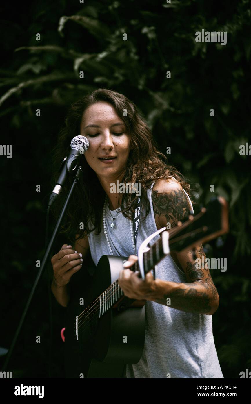 Beautiful young woman sings guitar hi-res stock photography and images ...