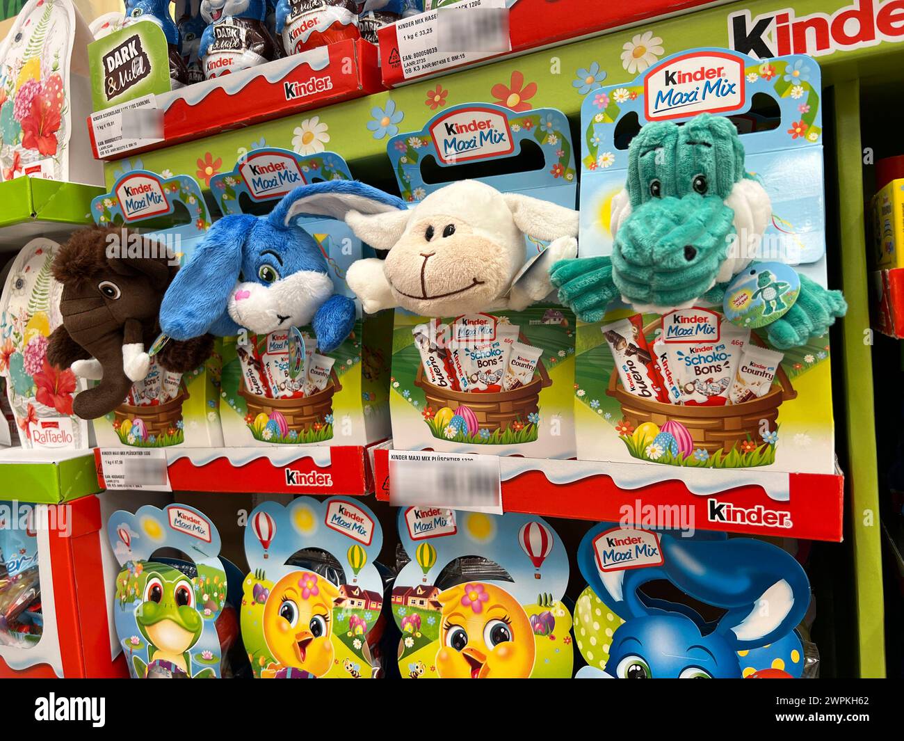 08.03.2024, Osterfest, Plüsch-Kaninchen und Tiere der Firma KINDER ...