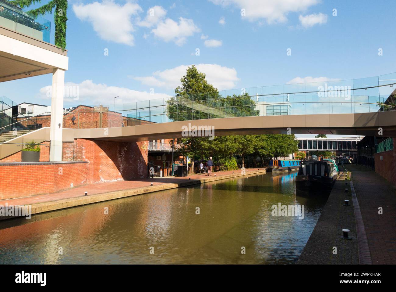 Footbridge / bridge over the Oxford canal, route of narrow boat / barge ...